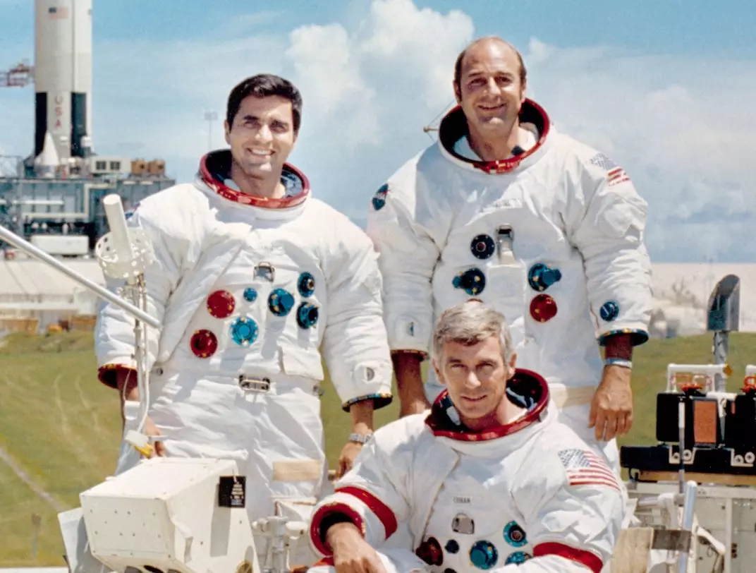Apollo 17 bụ Swan Song of Manned Space Exploration