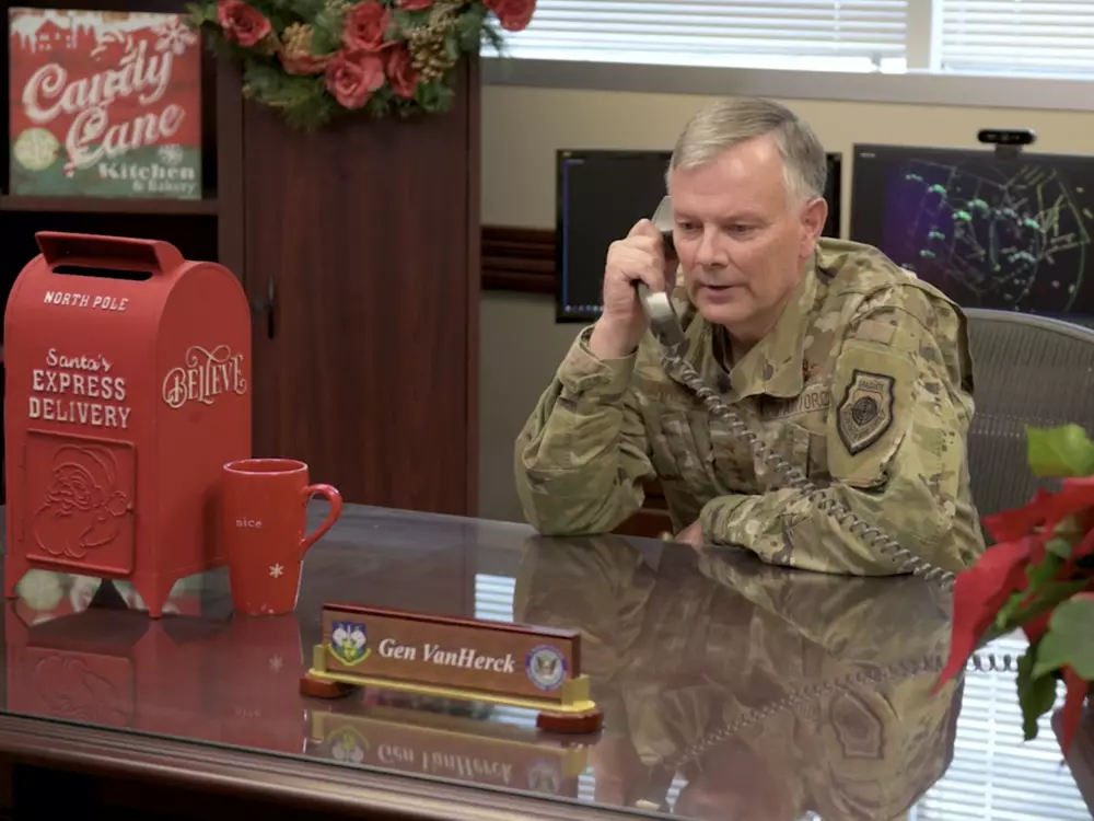 Gen. Glen VanHerck, poveljnik poveljstva severnoameriške vesoljske obrambe in ameriškega severnega poveljstva, se pogovarja po telefonu kot del videa, ki praznuje 65. obletnico NORAD Božičkovega sledilca.
