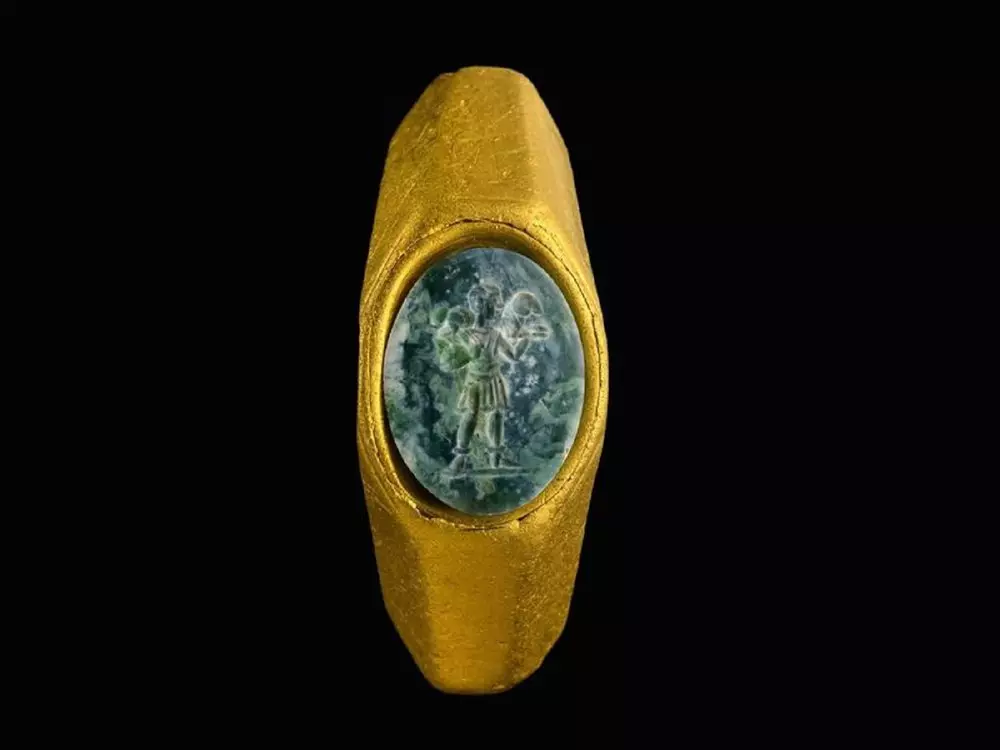 Золотое кольцо с зеленым камнем с изображением пастуха