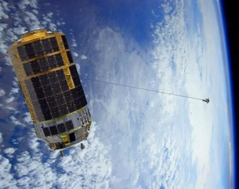 Japan test "Space Tether" om rommel uit zijn baan te halen