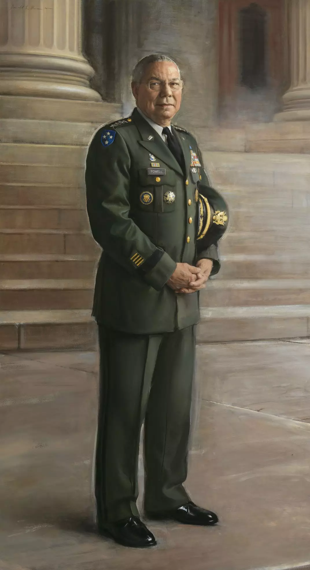 Potret panjang penuh Powell, berdiri dengan pakaian tentera hijau dan kasut hitam, tangan dilipat di hadapannya dan memandang penonton