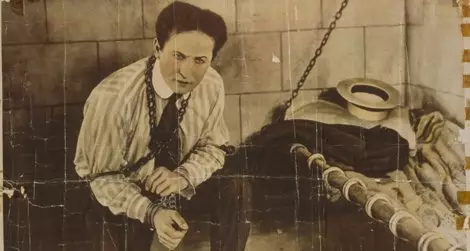 1926-njy ýylyň 31-nji oktýabry: Houdini üçinem ölüm gutulgysyzdygyny subut etdi