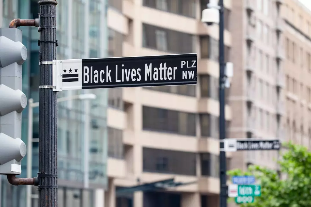 karatula sa kalye ng Black Lives Matter