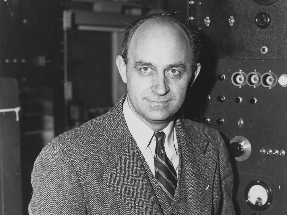 Ĉu Enrico Fermi estis Vere la "Patro de la Nuklea Epoko"?