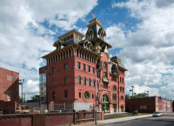 Baltimore'daki eski Amerikan Bira Fabrikası şimdi sosyal hizmet kar amacı gütmeyen Humanim'e ev sahipliği yapıyor.