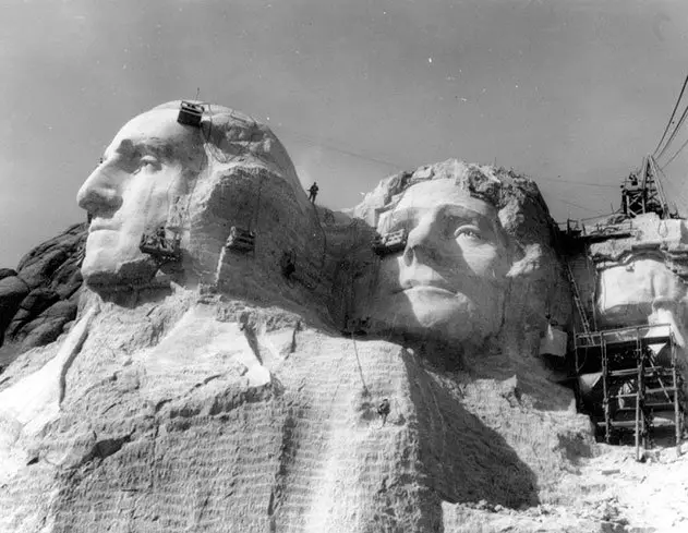 Proses gerfio Mount Rushmore