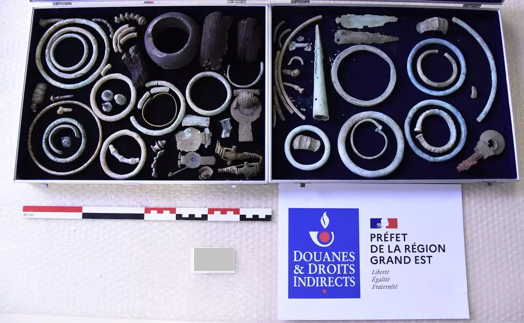 Embedsmænd beslaglægger 27.400 artefakter plyndret af en enkelt fransk skattejæger 8944_4