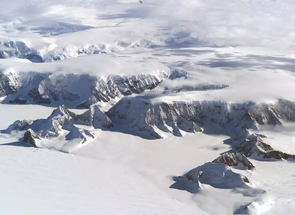 Ang pagtaas sa carbon dioxide sa atmospera maoy hinungdan sa pag-init sa kalibutan. Kini nagpasabot nga ang mga glacier sa Antarctica natunaw. Kadtong parehas nga mga glacier orihinal nga gihimo sa dihang ang carbon dioxide nahulog 34 milyon ka tuig ang milabay. (NASA/Jim Ross)