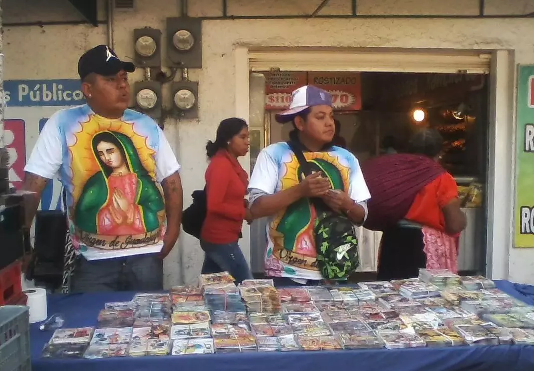 Cara Anyar pikeun Némbongkeun Bakti anjeun di Mexico City: Maké Kaos oblong 8950_6
