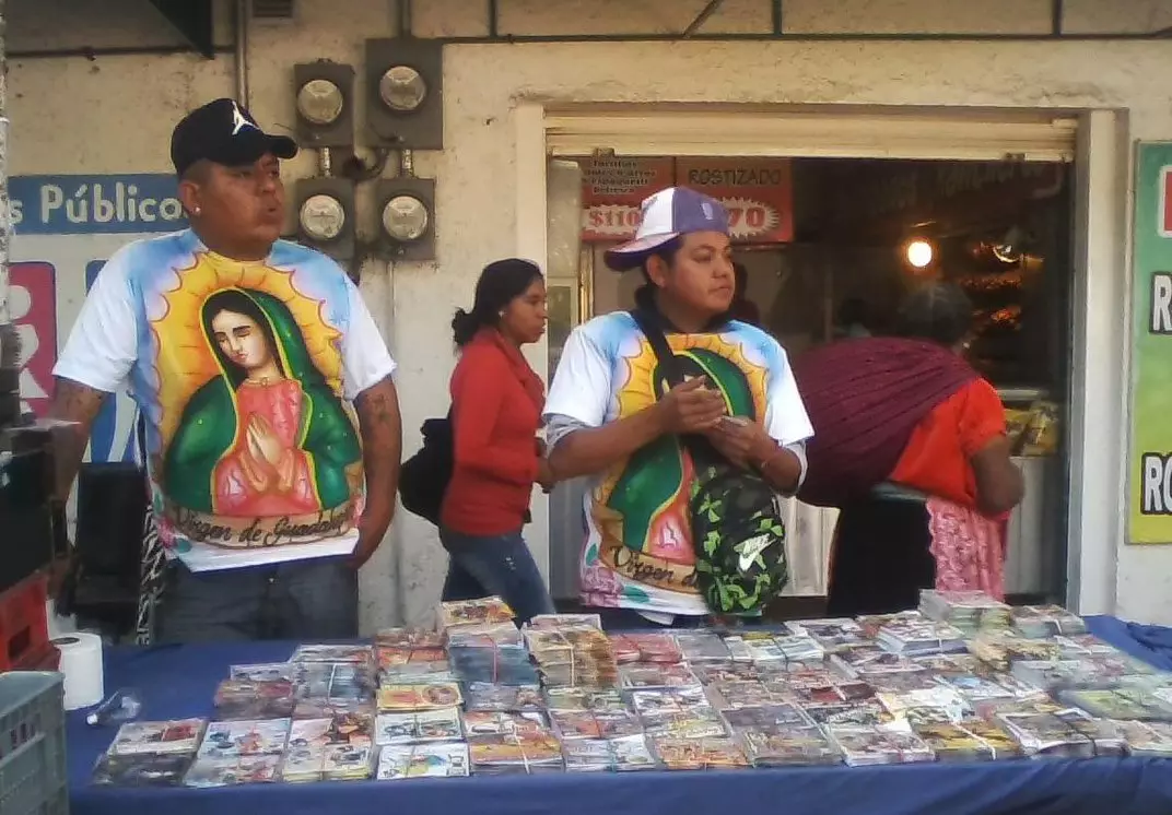 En ny måde at vise din hengivenhed i Mexico City: Bær en T-shirt 8950_6