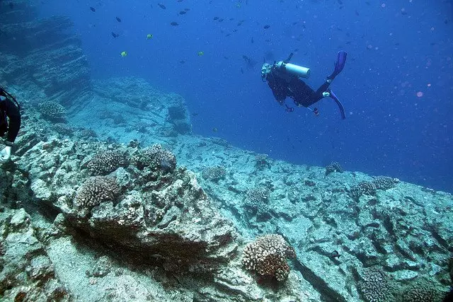 غواصان صخره های Kauai را کشف می کنند