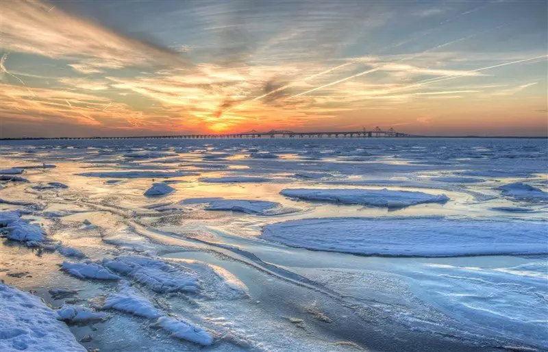 日没時のチェサピーク湾の氷の水