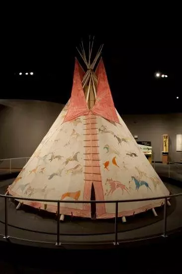 De Lakota Tipi am Mëttelpunkt vun der Ausstellung