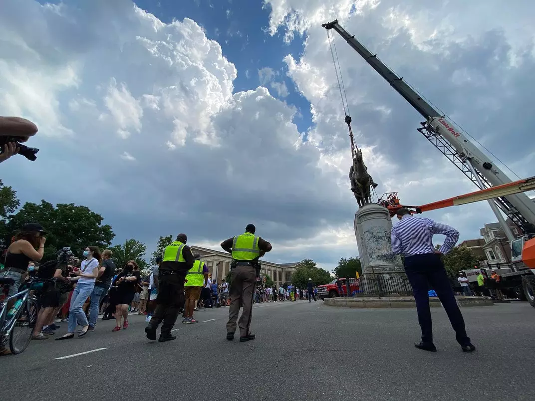 Rimozione della statua di Stonewall Jackson nel giugno 2020