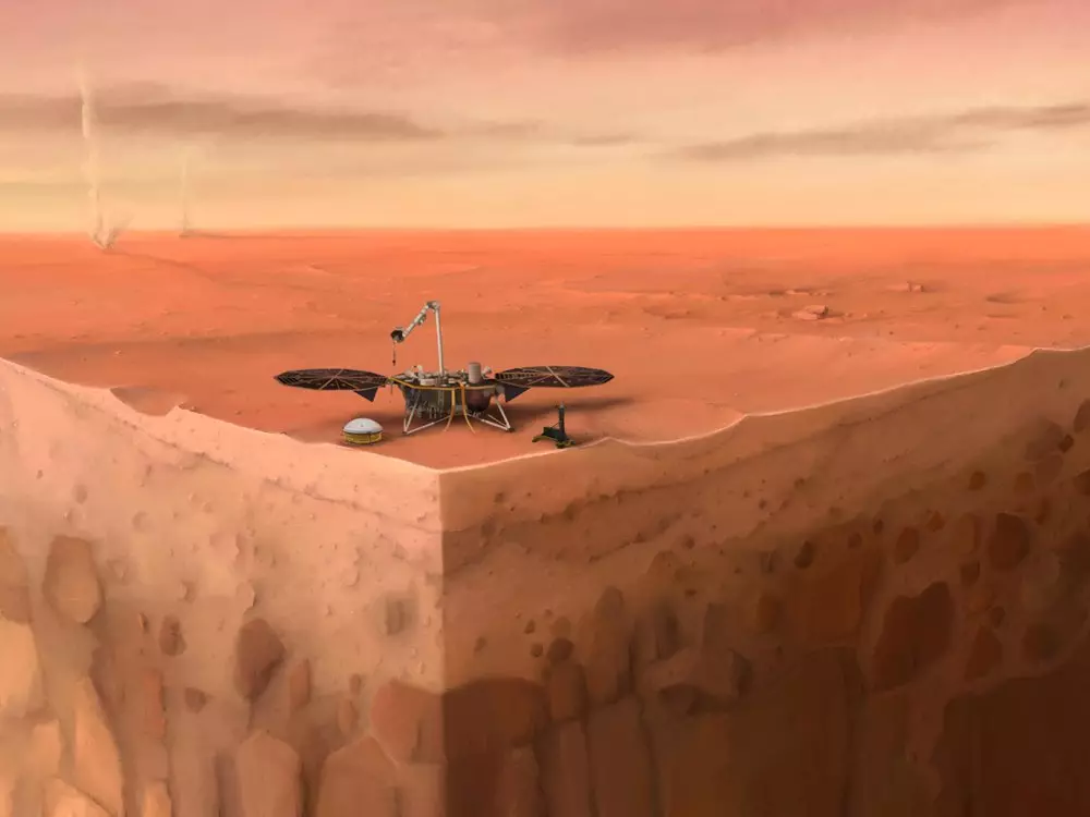 การเรนเดอร์ InSight ของศิลปิน ดูเหมือนว่าหุ่นยนต์กำลังนั่งอยู่บนผืนดินที่ถูกหั่นเป็นชิ้นๆ ให้เป็นมุม เผยให้เห็นชั้นต่างๆ ที่อยู่ใต้พื้นผิว พื้นหลังแสดงให้เห็นพื้นผิวหินสีแดงของดาวอังคารก่อนท้องฟ้าสีเหลือง