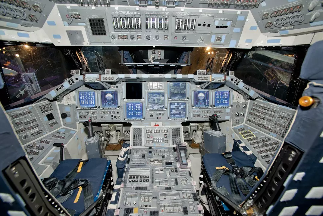 Discovery's Cockpit-ի տեսարան