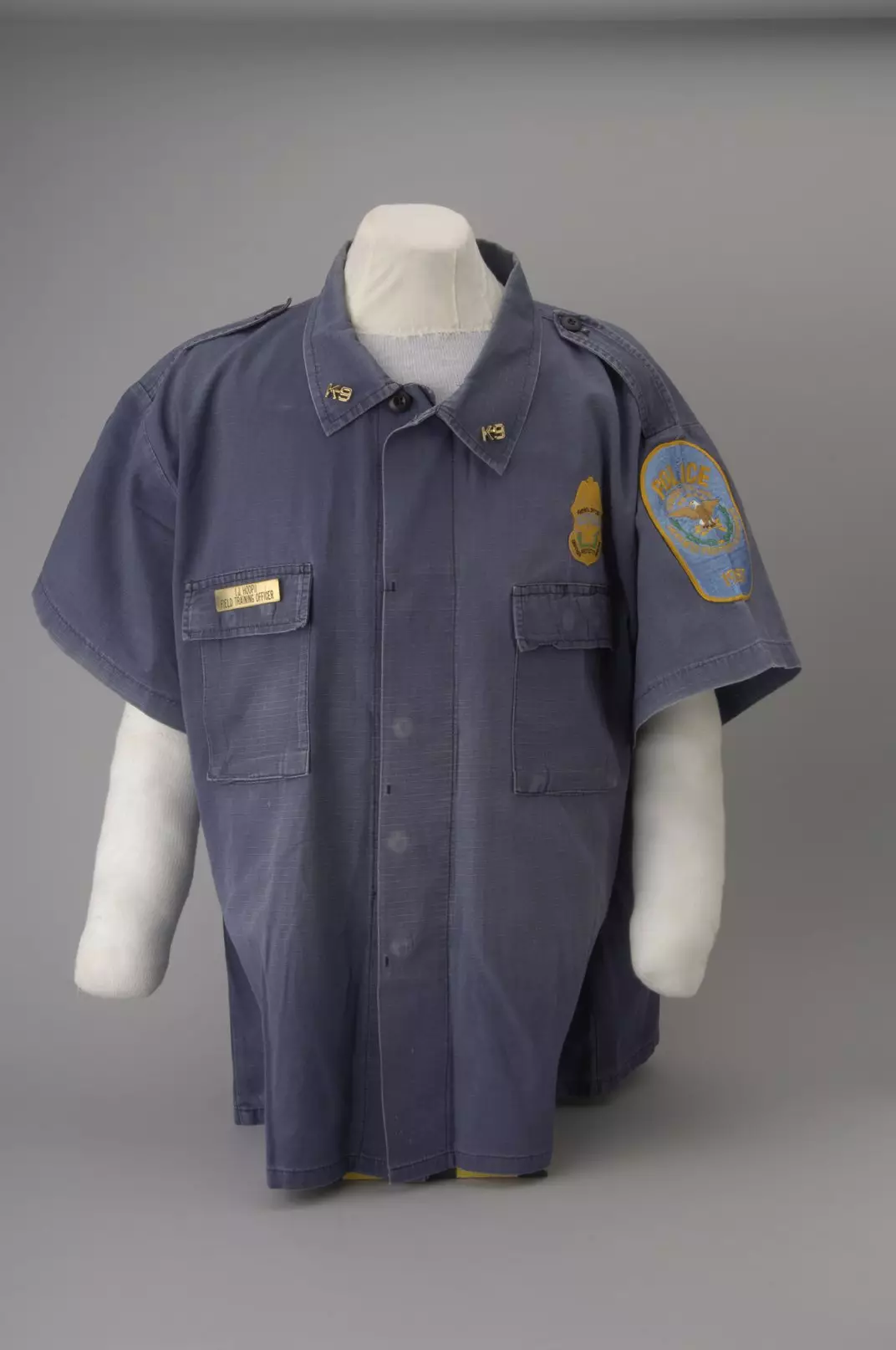 पेंटागन के पुलिस अधिकारी और डॉग हैंडलर आइजैक होओपीई द्वारा पहनी गई डीपीएस वर्दी, जब उसने पेंटागन में लोगों को बचाया