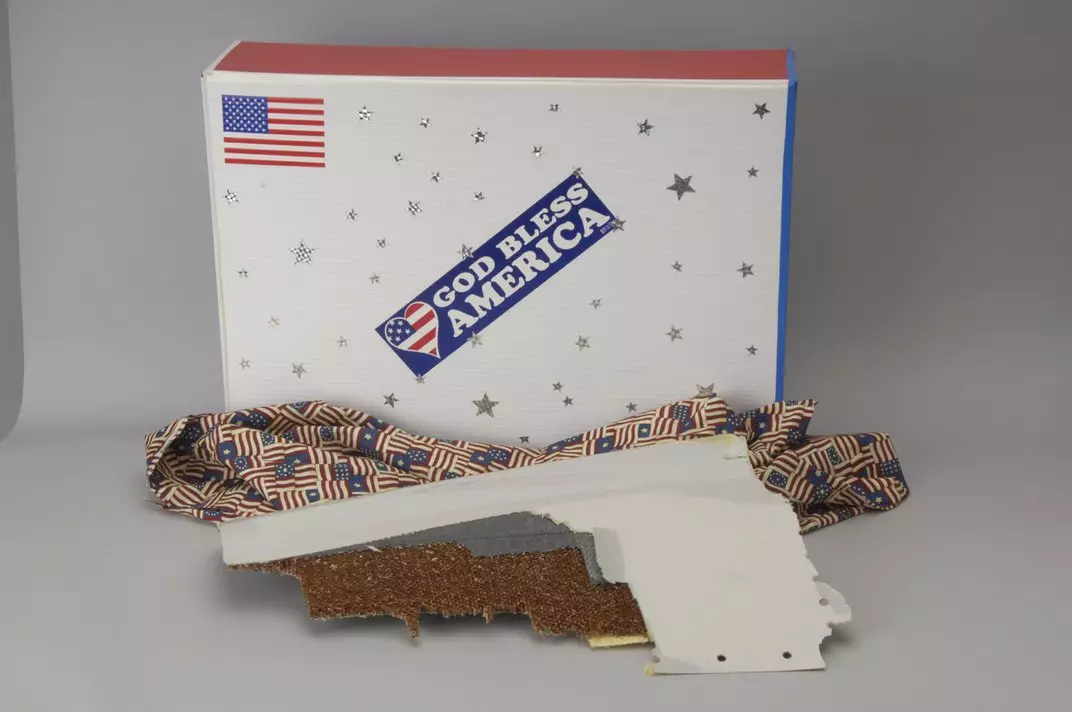Fragmento de avión del vuelo 77 en caja patriótica
