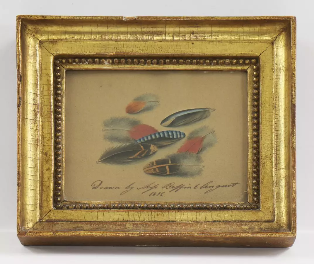 Một bức vẽ thu nhỏ đóng khung mạ vàng về một đống lông vũ với một dòng chữ trang nhã bằng mực