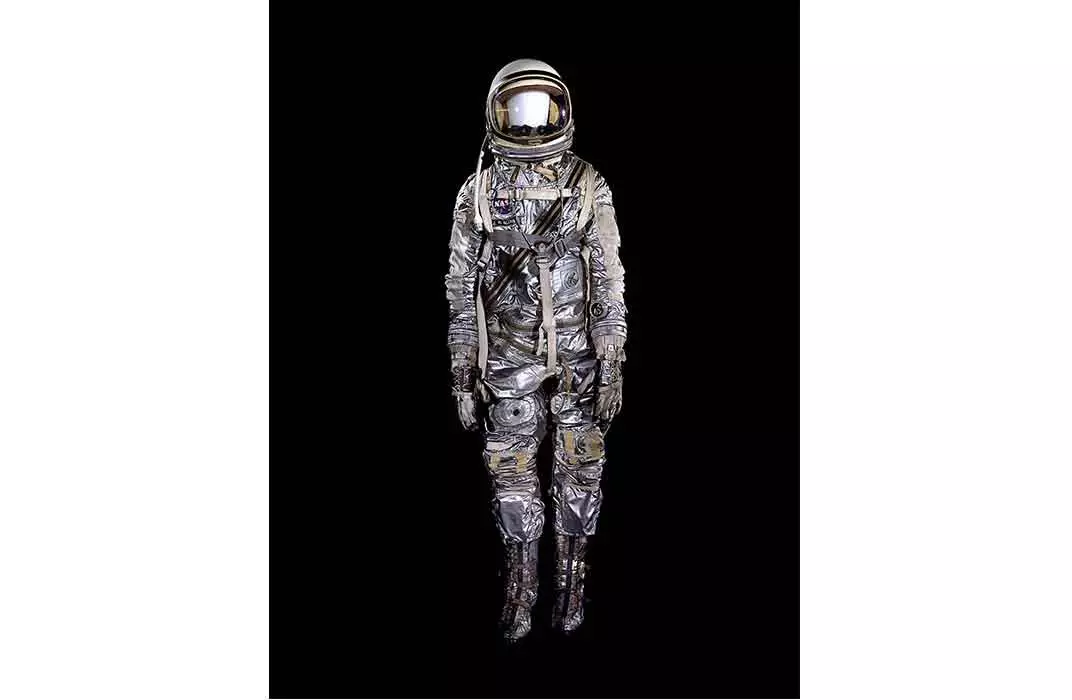 Onye na-ahụ maka Smithsonian na-echeta Astronaut na onye omebe iwu US John Glenn 9167_2