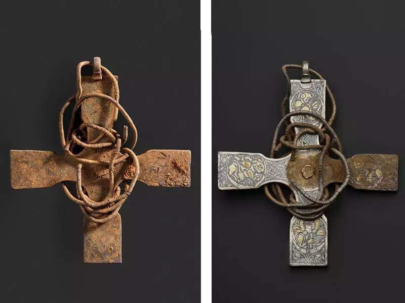 Ліворуч квадратний хрест, обгорнутий чимось схожим на металевий дріт; повністю інкрустований червонувато-коричневим брудом; праворуч, 3 з чотирьох рукавів хреста очищено, щоб виявити складні гравюри під ним