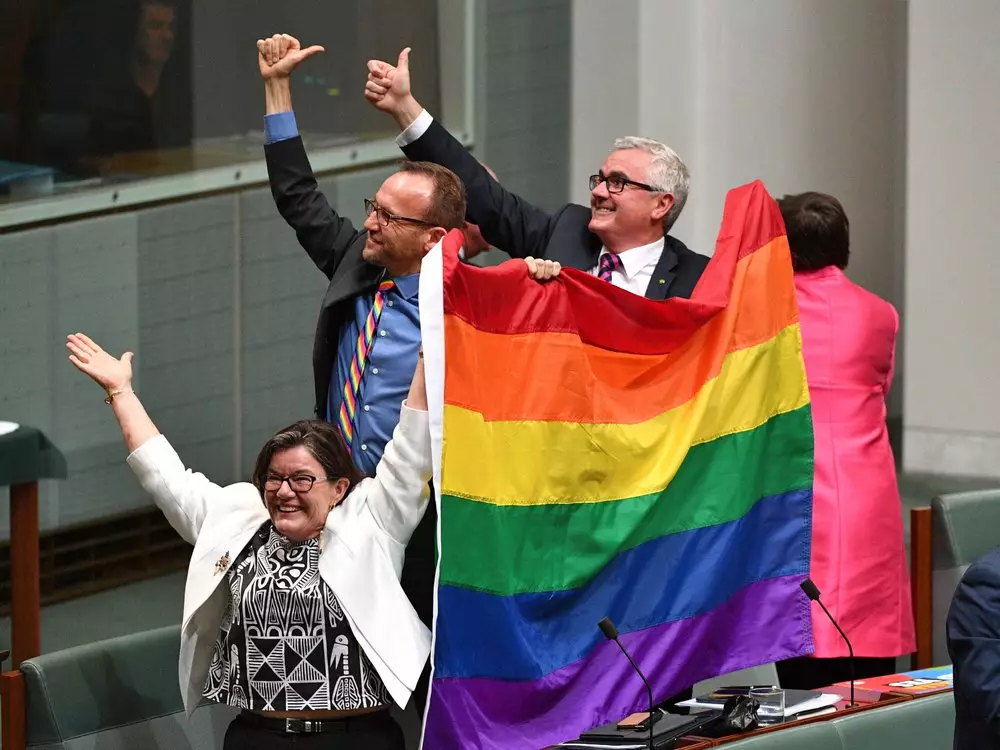 Úc hợp pháp hóa hôn nhân đồng giới trong cuộc bỏ phiếu tưng bừng