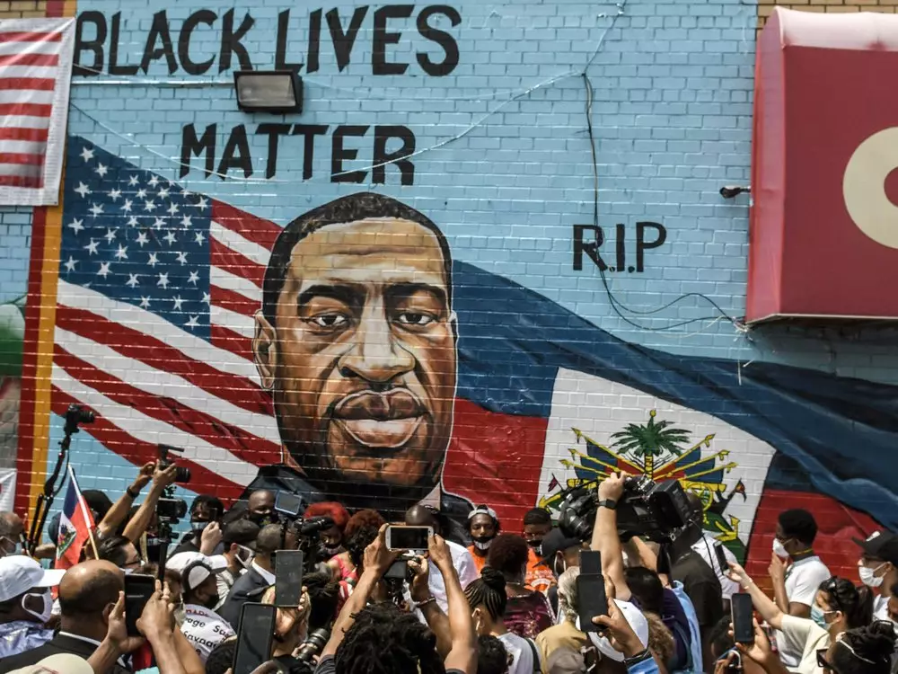 Artis Kenny Altidor ngumumkeun mural Brooklyn George Floyd ieu dina Juli 2020