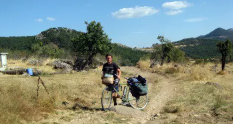 Pengarang berlari dengan kosong sambil menolak basikalnya di atas kawasan bergelora di Pergunungan Murat.