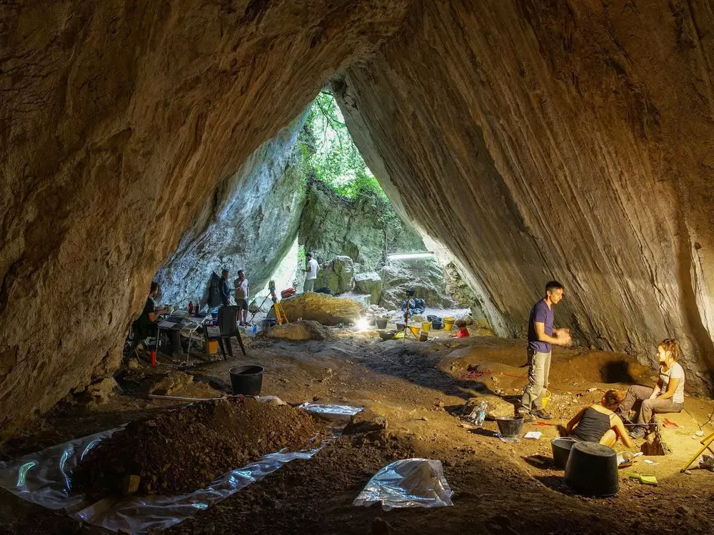 Graafmasjiene by die bababegraafplaas in die Arma Veirana-grot in Italië
