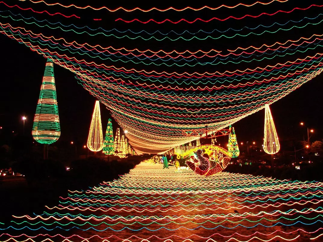 Kolumbia fillon sezonin e Krishtlindjeve me këto shfaqje të bukura të dritës 9326_5