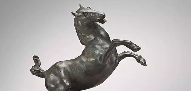 Bronzová soška vzpínajúceho sa koňa