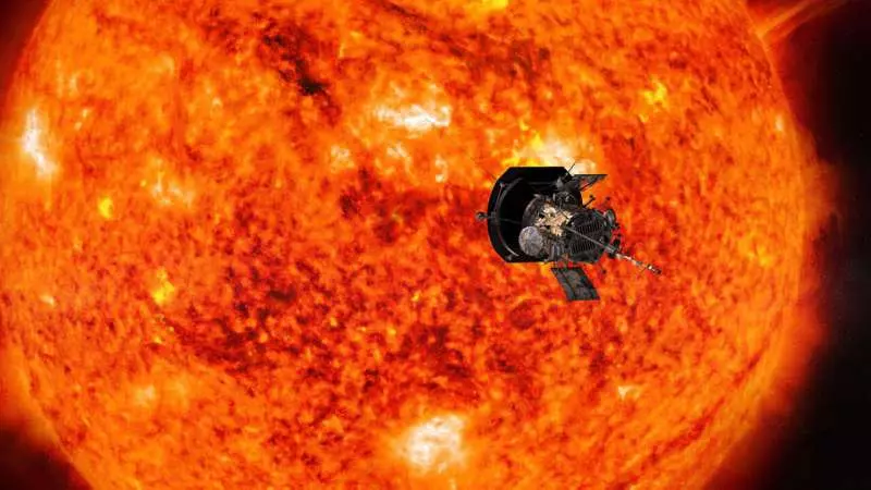 Une image de la sonde s'approchant du soleil. Le soleil occupe la majeure partie du cadre sous la forme d'une masse rouge-orange rougeoyante. La sonde ressemble à une petite machine qui s'approche de sa surface.