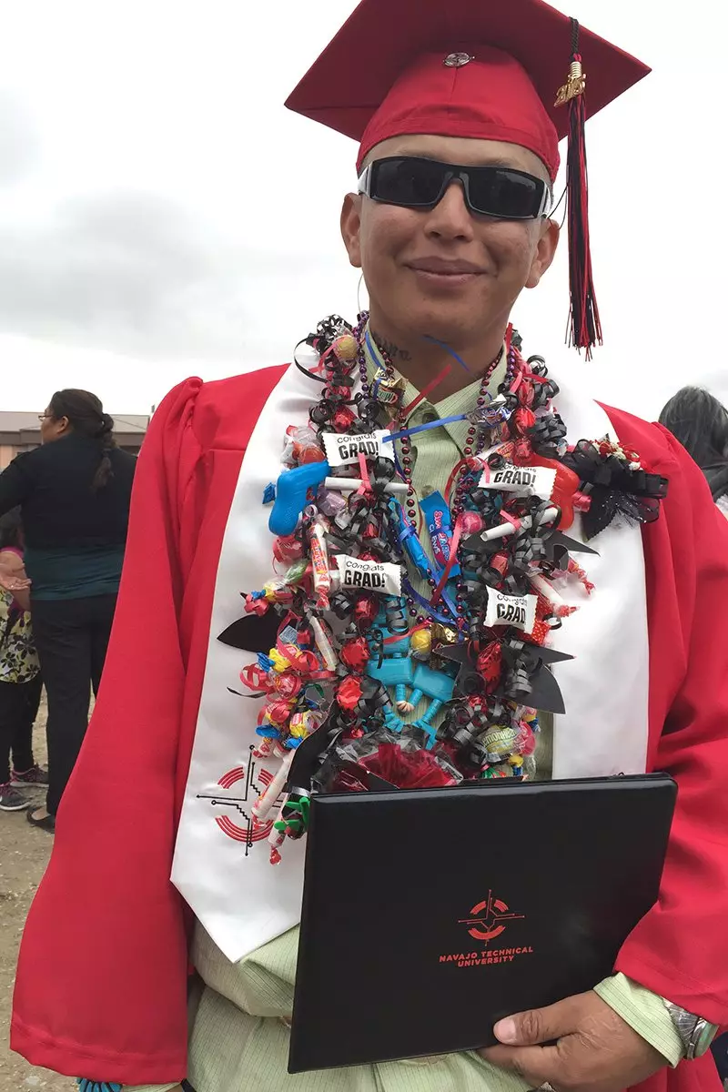 Fernando Yazzie mostra il suo diploma dopo la cerimonia alla Navajo Technical University.