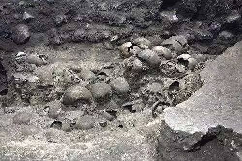 Aztekler Bu Kuleyi Yüzlerce İnsan Kafatasından İnşa Ettiler 9426_3