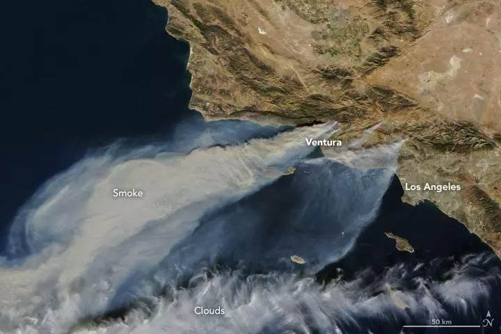 衛星画像はカリフォルニアの山火事の恐ろしい強度を示しています