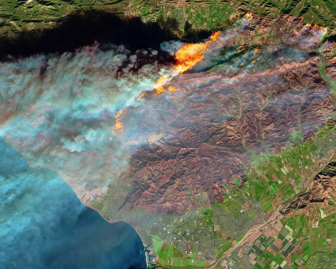 تظهر صور الأقمار الصناعية الكثافة المخيفة لحرائق الغابات في كاليفورنيا