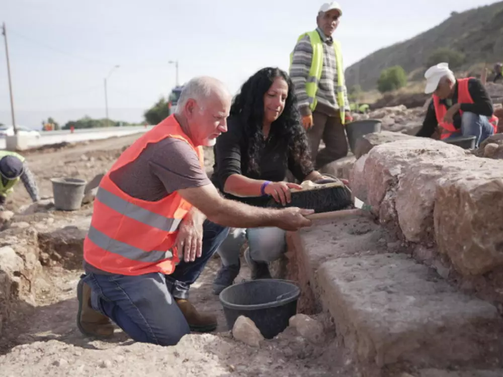考古學家在挖掘現場