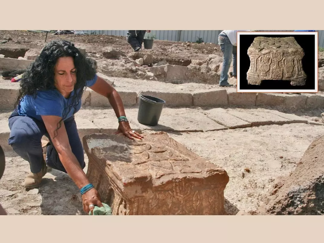 Ang mga arkeologo nagkubkob sa bato nga adunay disenyo nga menorah