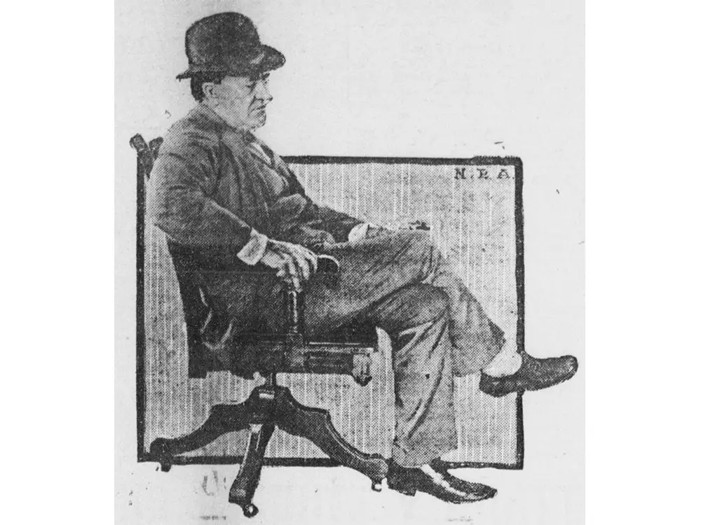 In âlde foto fan Thomas Edison yn 'e sliep yn in kantoarstoel. It liket op in line tekening en toant Edison mei in pak en top hot op dozed ôf yn syn stoel.