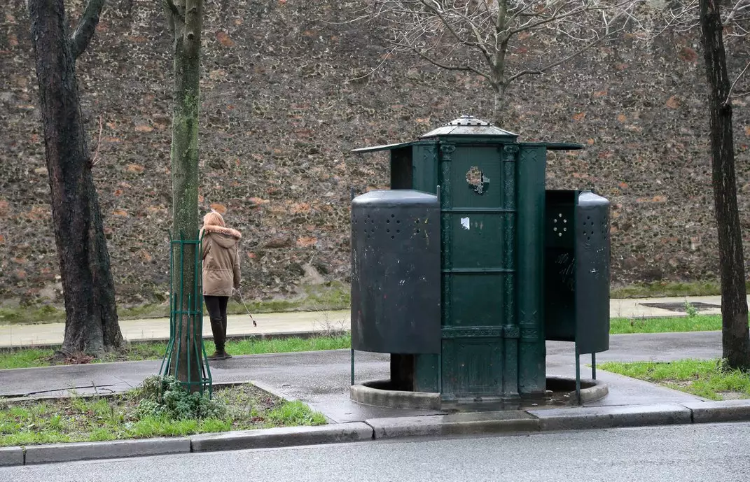 Paris Open-Air-Urinal modern