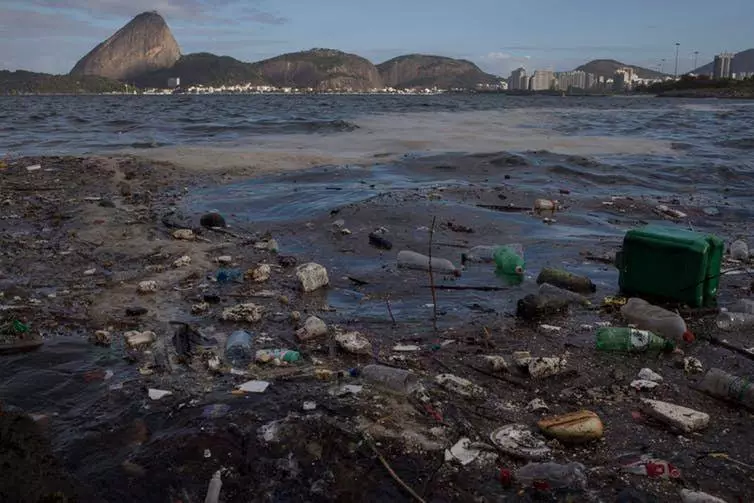 Sampah terapung di Teluk Guanabara di Rio de Janeiro pada Ogos 2017.