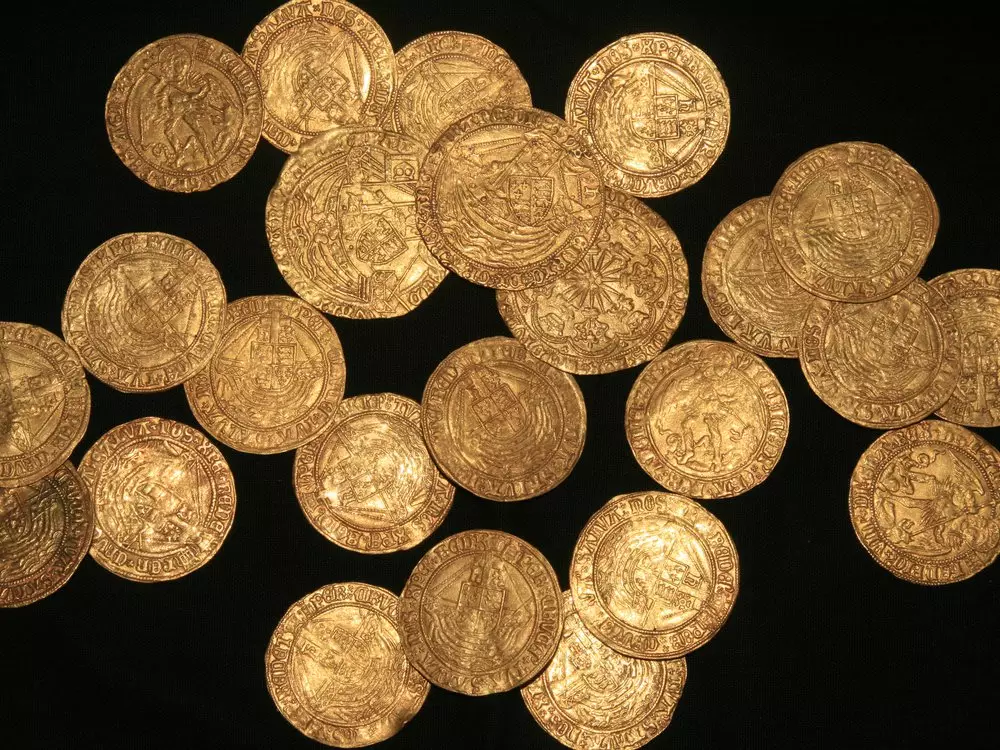 Aednikud toovad välja münte, millele on kirjutatud Henry VIII esimese kolme naise initsiaalid