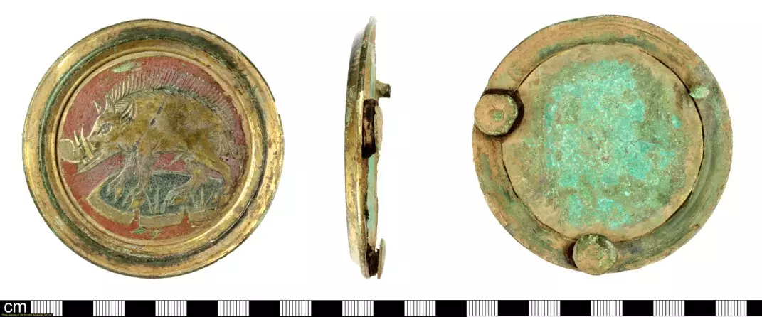Zahradníci odkrývají mince s iniciálami prvních tří manželek Jindřicha VIII 9538_3