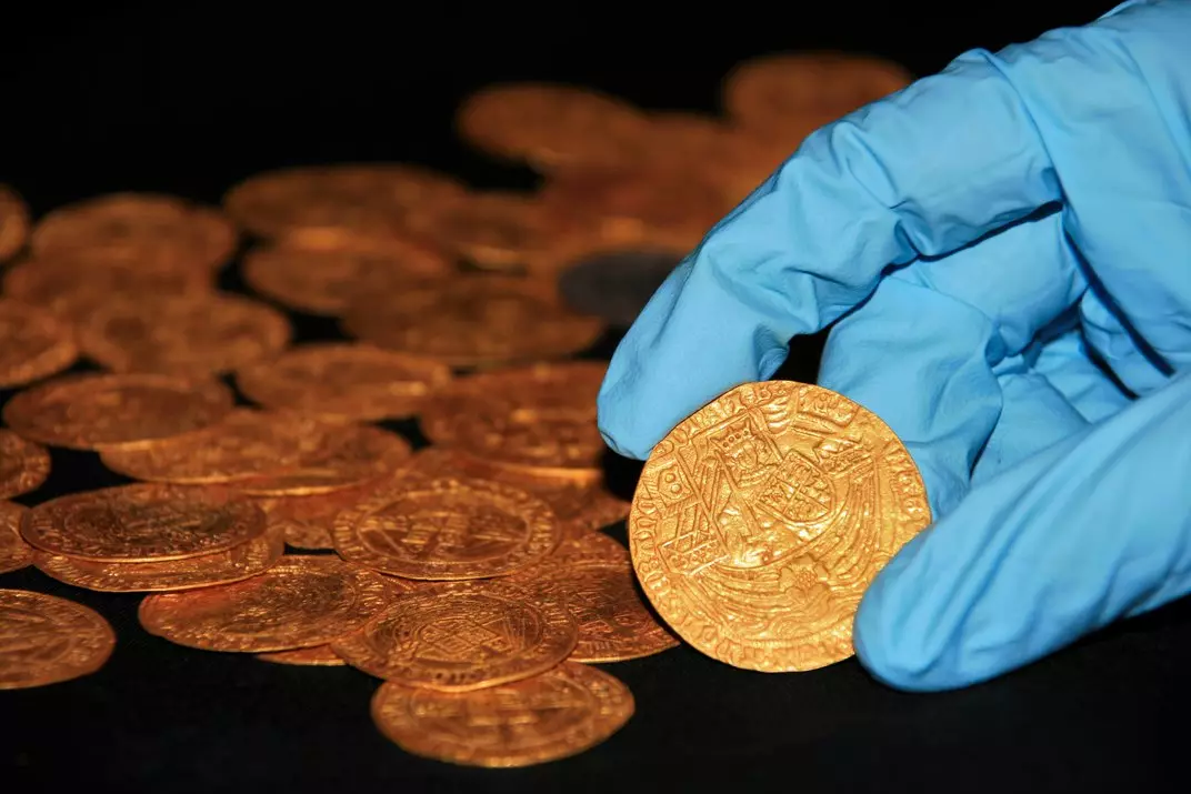 Zahradníci odkrývají mince s iniciálami prvních tří manželek Jindřicha VIII 9538_4