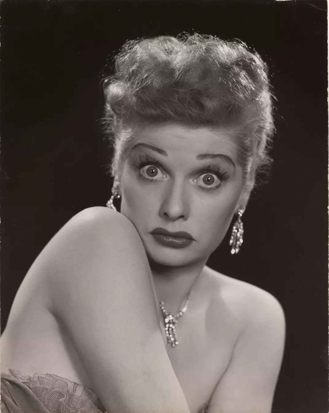 Një portret i vitit 1950 i Lucille Ball nga fotografi Philippe Halsman