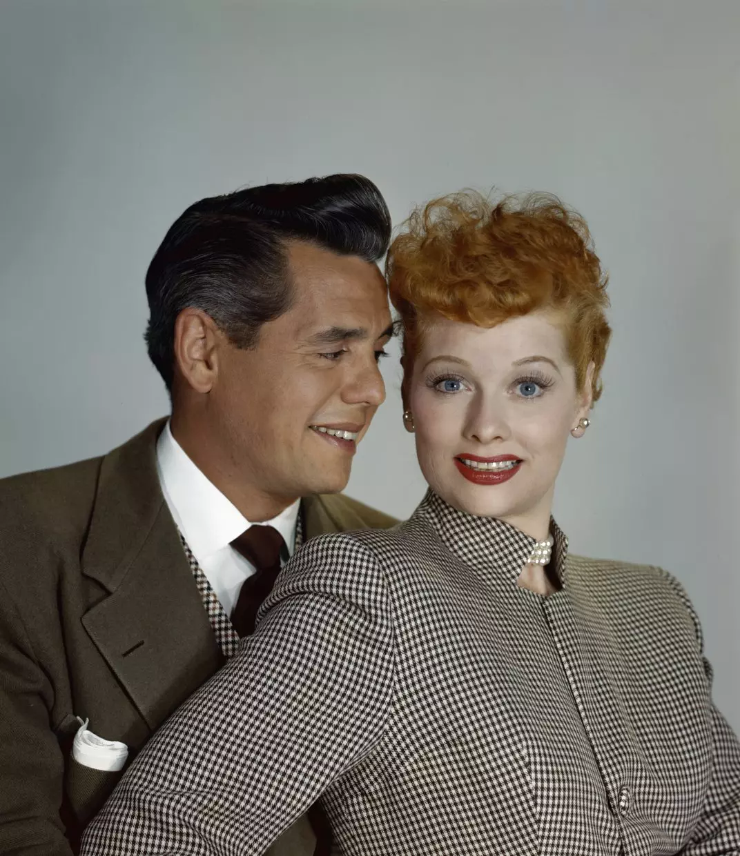 20. gadsimta 50. gadu studijas fotoattēls ar Desi Arnazu un Lūsilu Ballu
