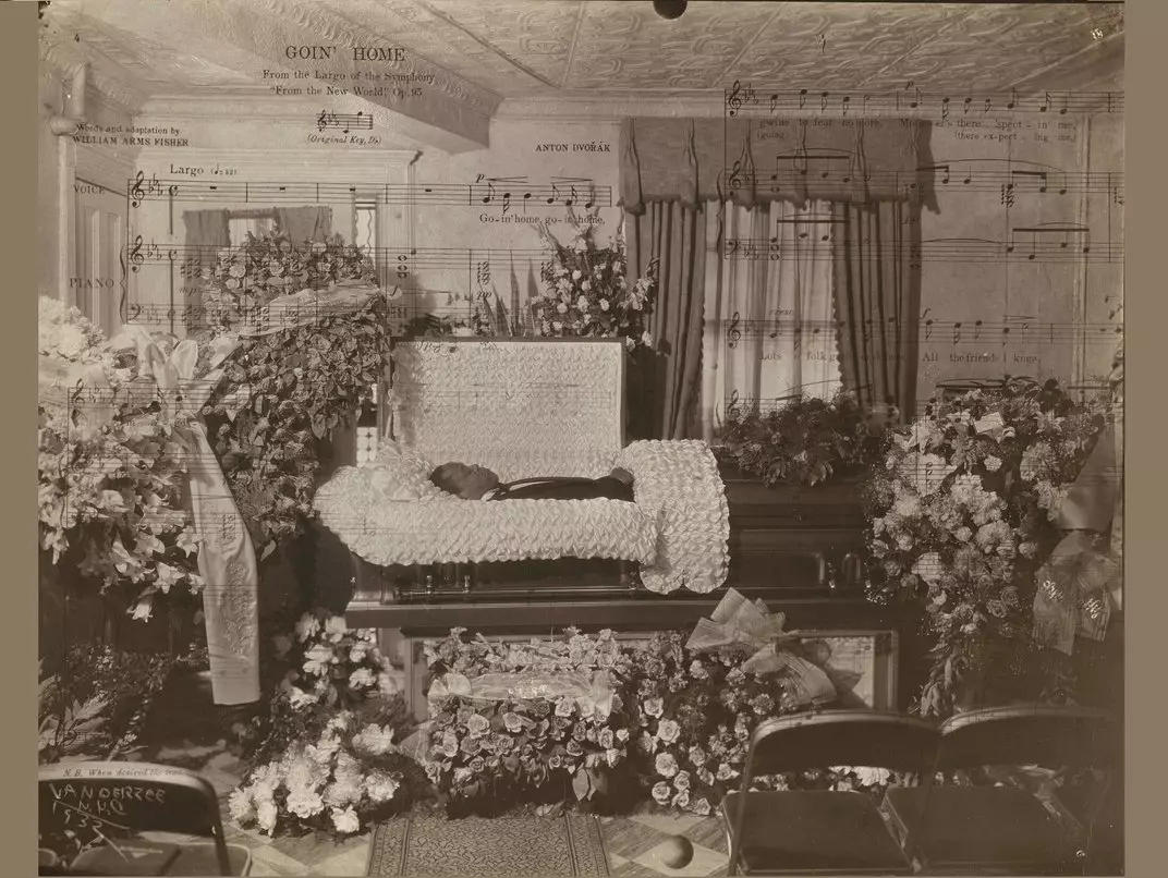 Un ritratto funerario del fotografo del Rinascimento di Harlem James Van Der Zee