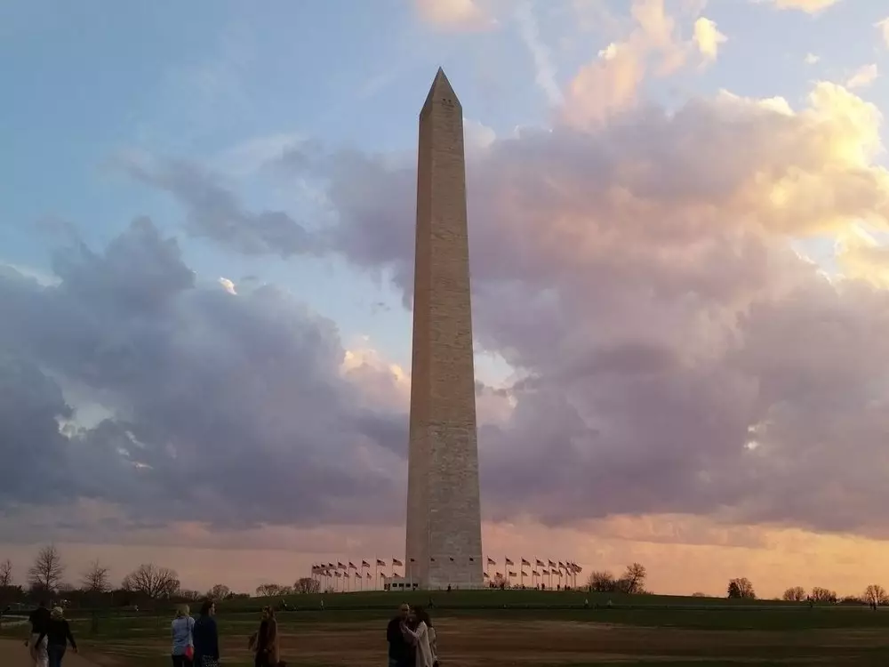 Washington_Monument_-_Oblaki_ob_sončnem zahodu,_marec_2016.jpg