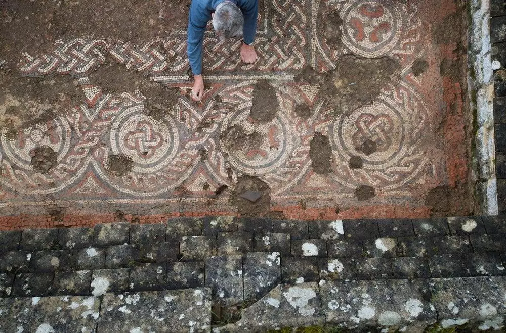 Betagende mosaik fundet i England viser, at nogle levede i luksus i 'den mørke tidsalder'