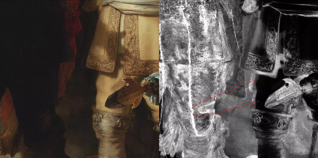 Një imazh krah për krah i pikturës, majtas, që tregon kofshën e një njeriu me majën e një shtize dhe imazhe djathtas bardh e zi që tregon shtizën dikur të zgjatur shumë më tej